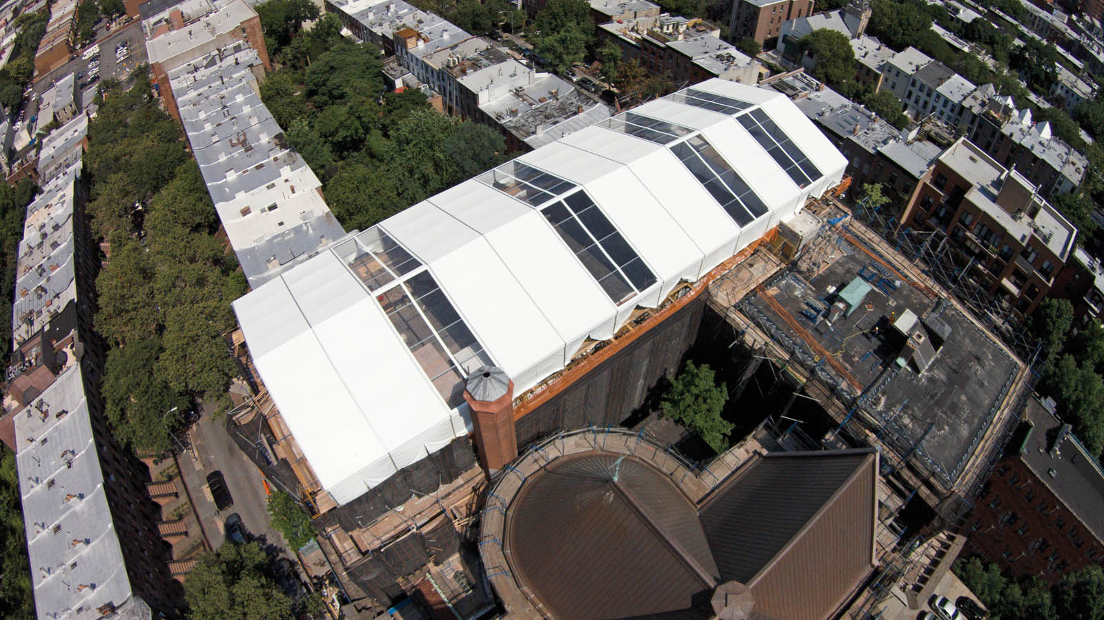Installing a structure on a scaffold - InTents